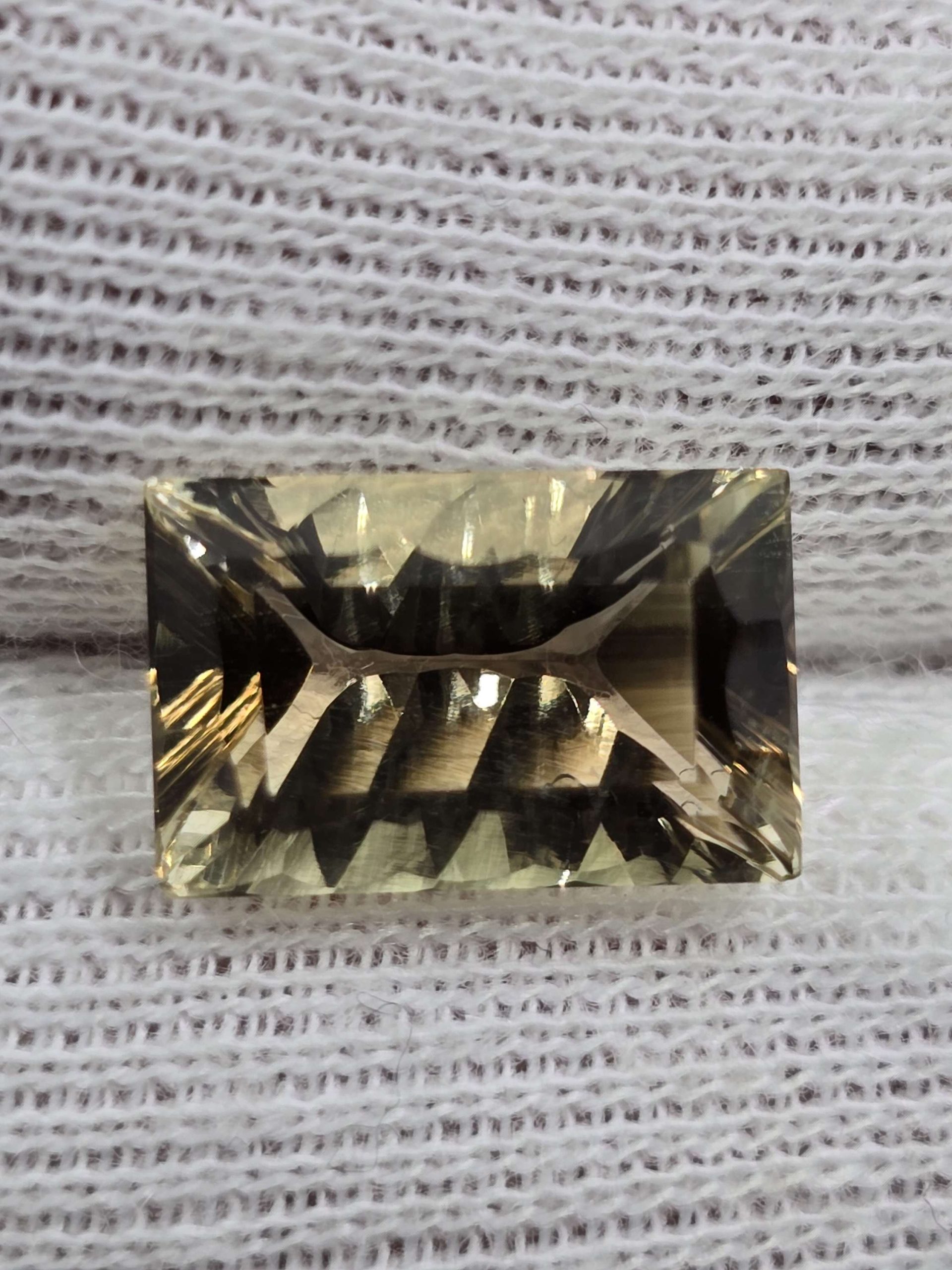 Bicolor concave cut 3.85ct Oregon Sunstone - Oregon Stones